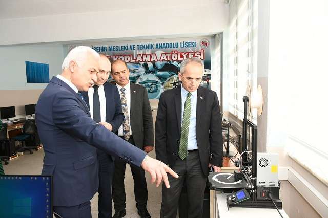 Meslek lisesinde robotik kodlama atölye açılışı gerçekleşti Meslek lisesinde robotik kodlama atölye açılışı gerçekleşti